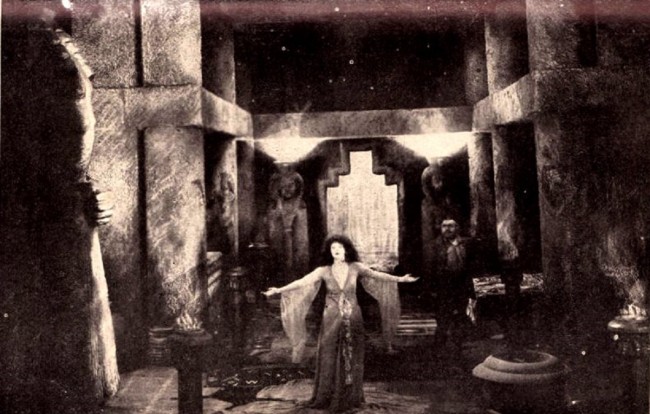 She (1925) - Moria